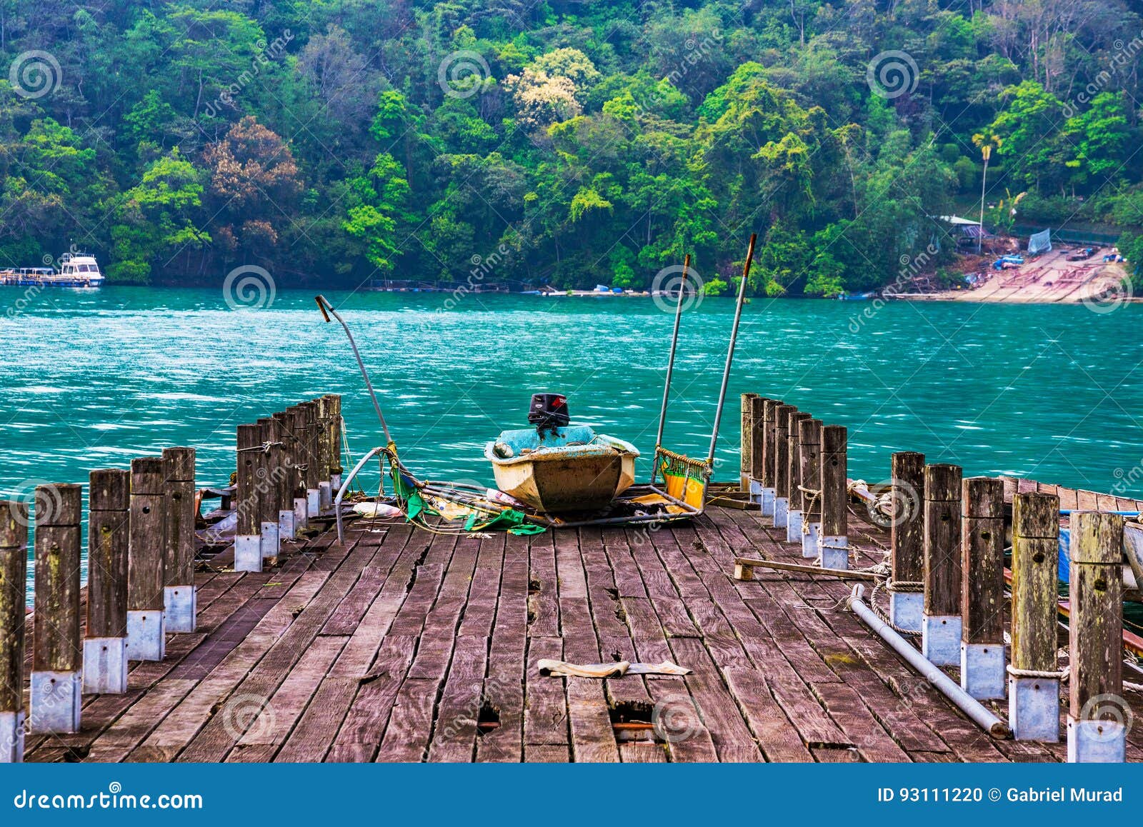 Bateau Sur Un Radeau En Bois Image éditorial - Image du paysage ...
