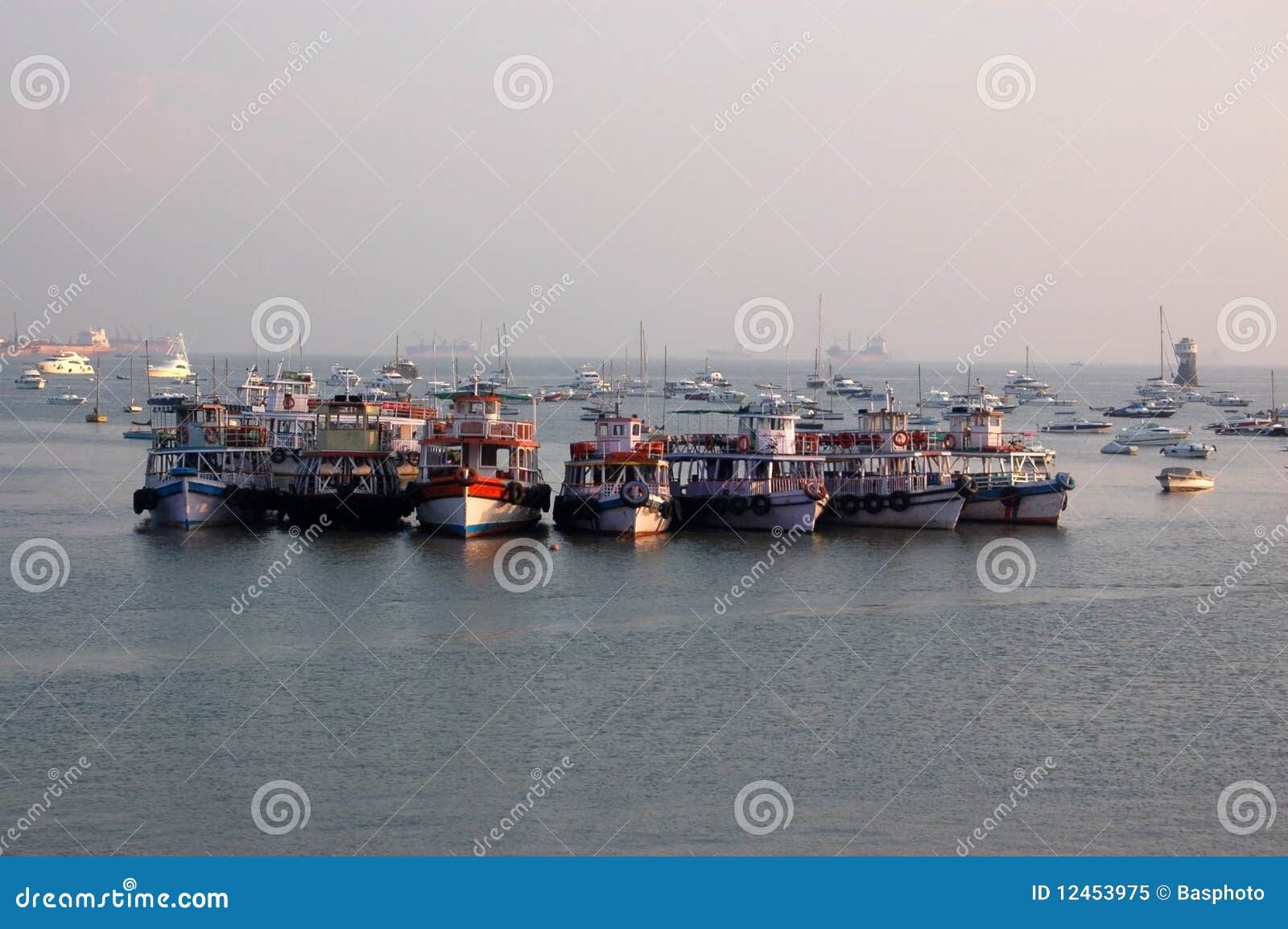 Bateaux Dans Le Port De Mumbai Image stock - Image du bateau, ancré ...