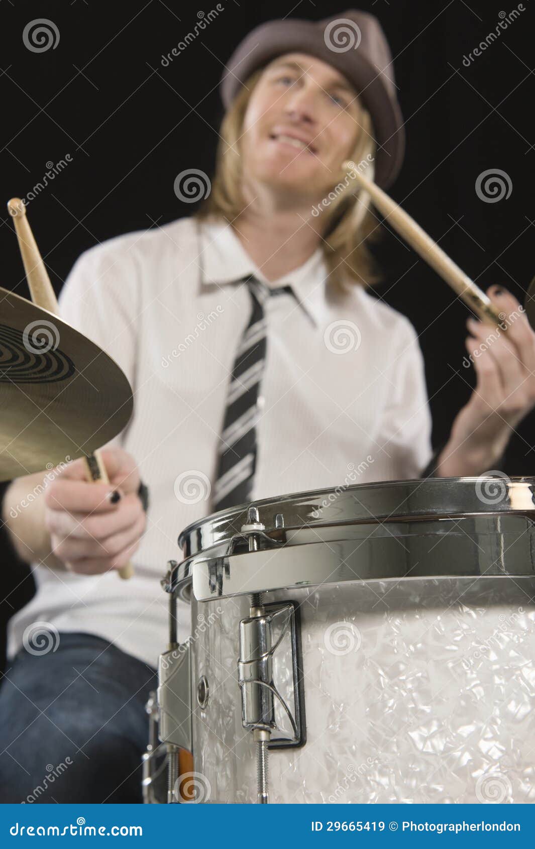 Baterista Feliz Playing Drums Imagem de Stock - Imagem de instrumento ...