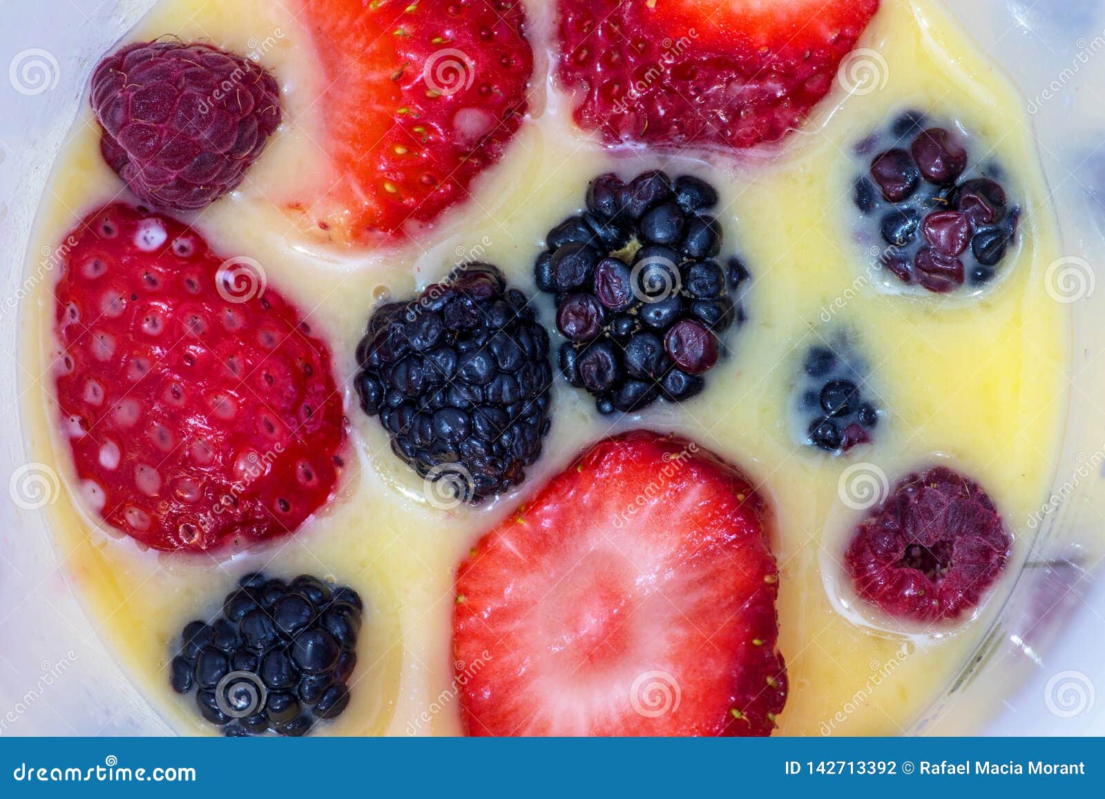 Batido De Fruta Delicioso Com Mel Foto de Stock - Imagem de vidro ...