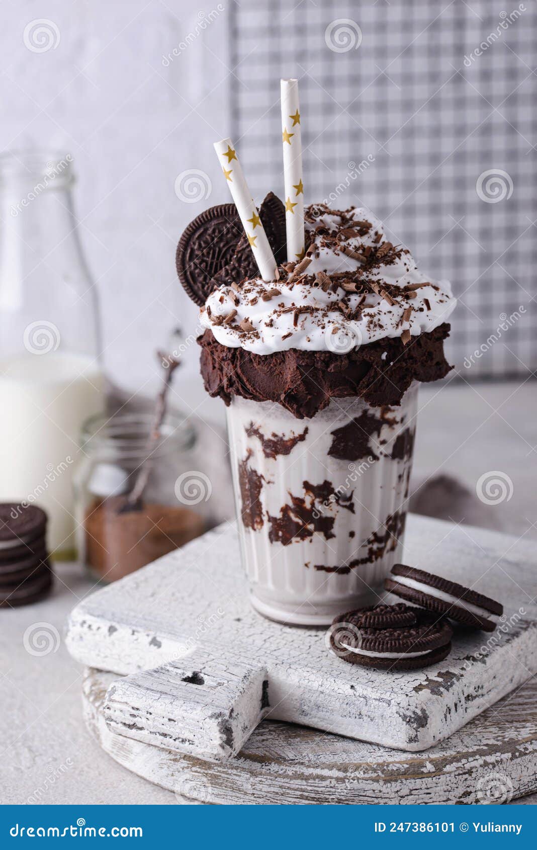 Batido Dulce Con Crema Batida Imagen de archivo - Imagen de paja ...