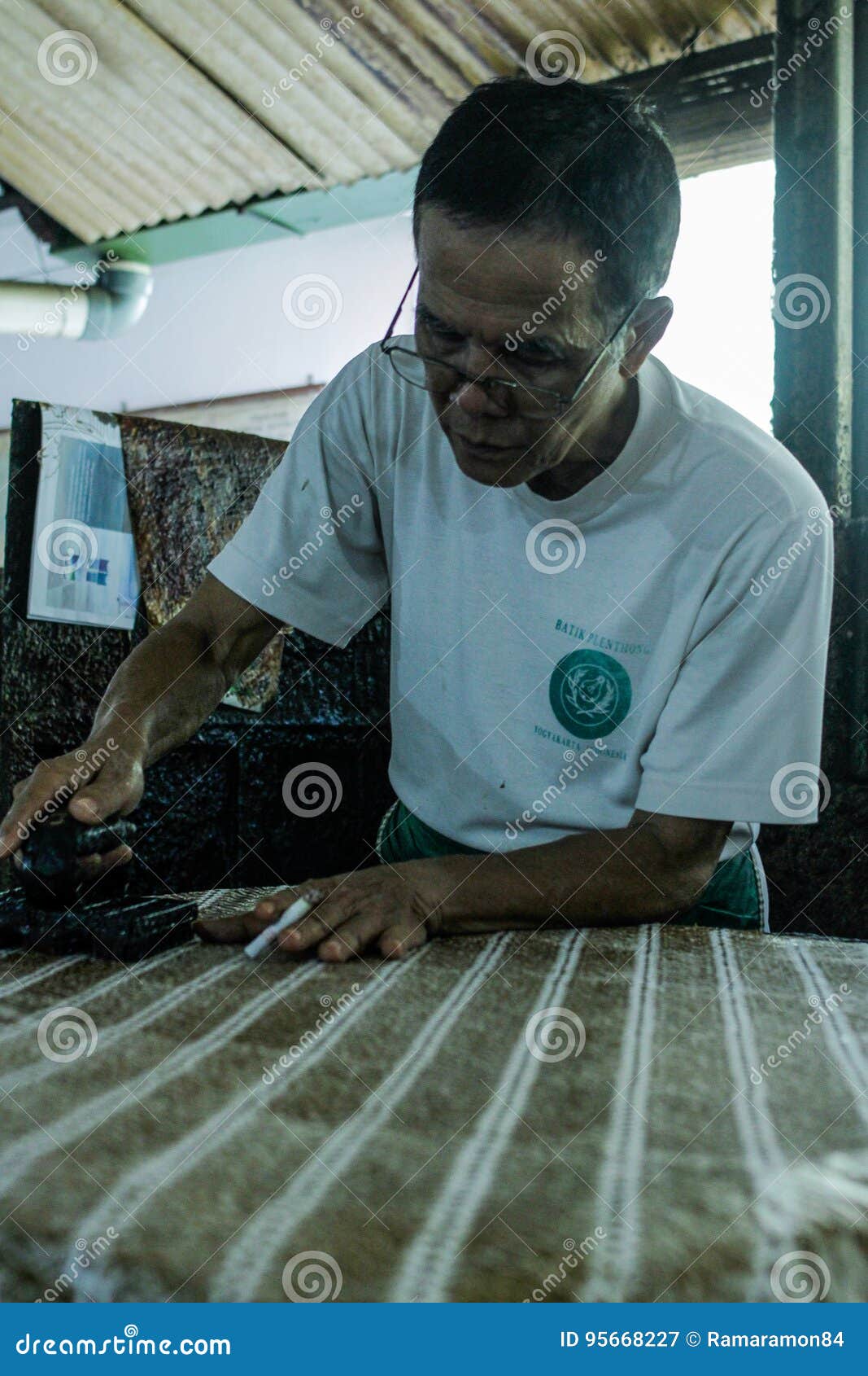 Batik Making Process editorial photography. Image of craftsmen - 95668227