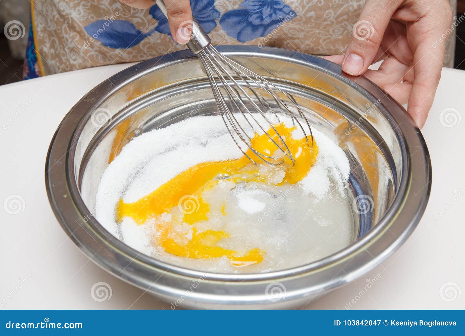 Batir los huevos imagen de archivo. Imagen de cocinero - 103842047