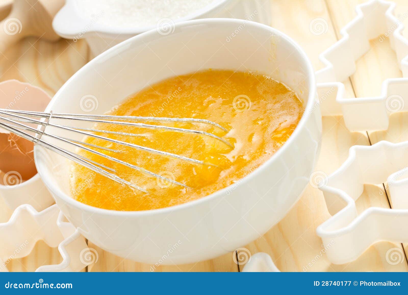 Batir los huevos imagen de archivo. Imagen de torta, sano - 28740177