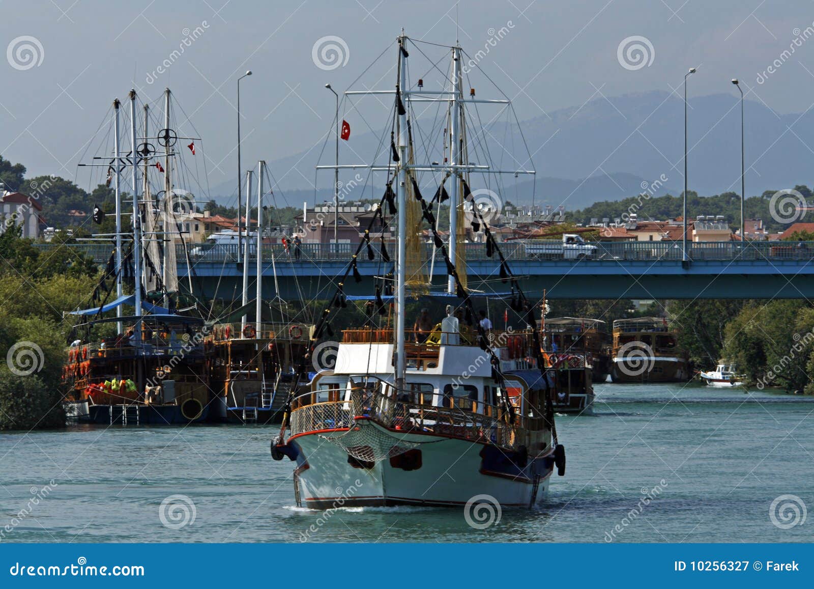 Battello da diporto immagine stock. Immagine di città - 10256327