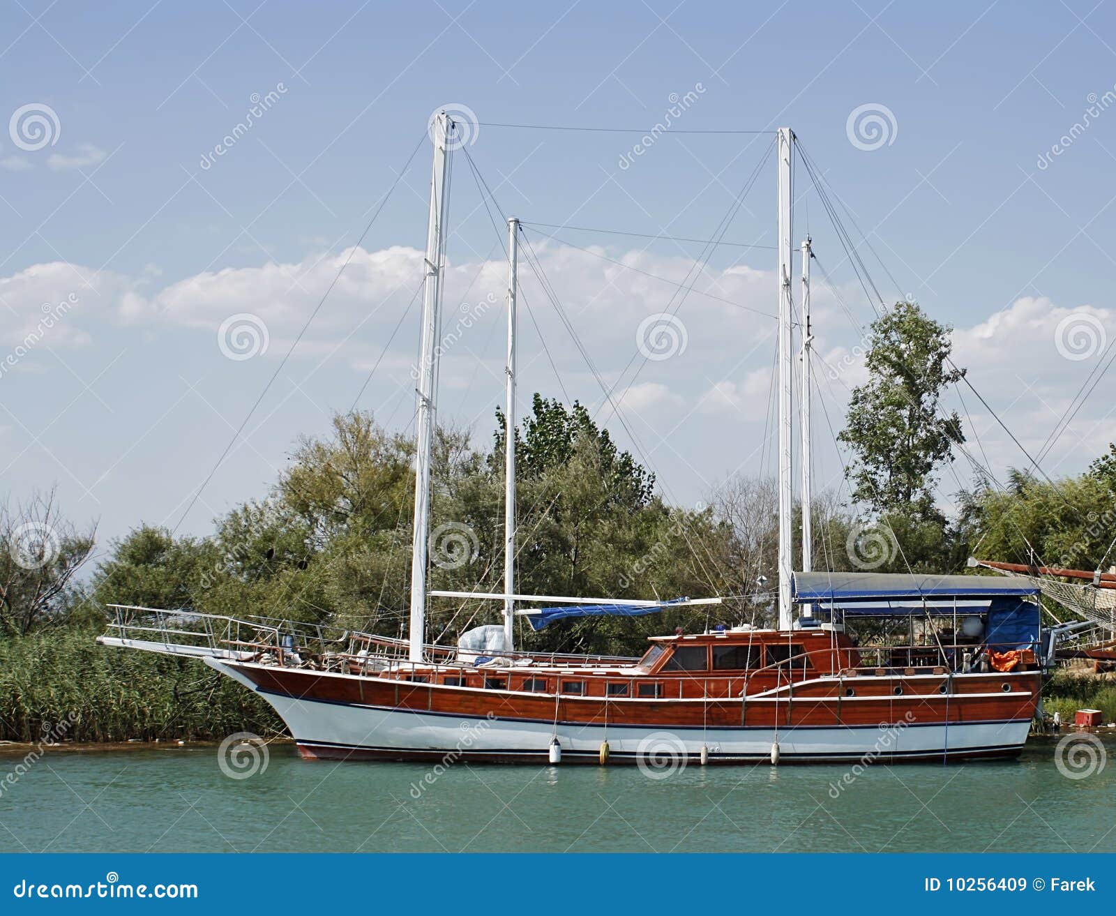 Battello da diporto immagine stock. Immagine di riva - 10256409