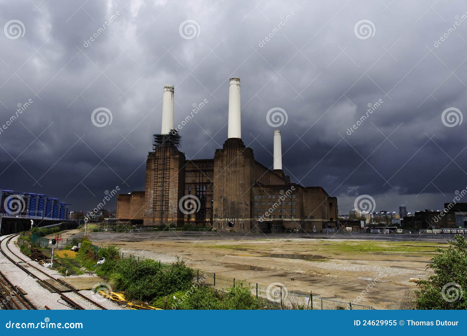 Battersea Power Plant in London Stock Image - Image of london, cloudy ...