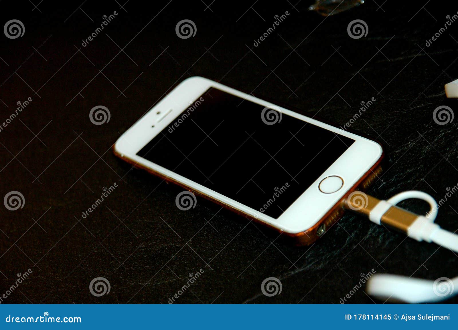 The Battery is Empty on the Phone Stock Image - Image of battery, black ...