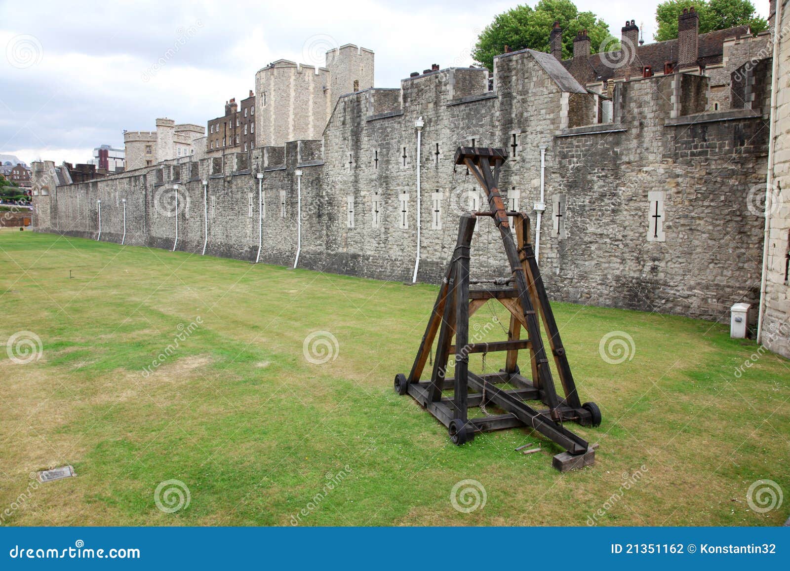 Battle Catapult in the Tower of London Stock Photo - Image of middle ...