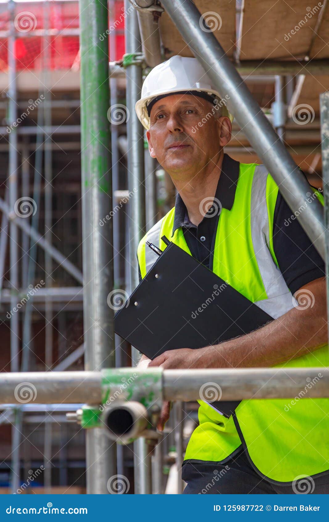 Bau-Vorarbeiter Builder Auf Baustelle Mit Klemmbrett Stockfoto - Bild ...