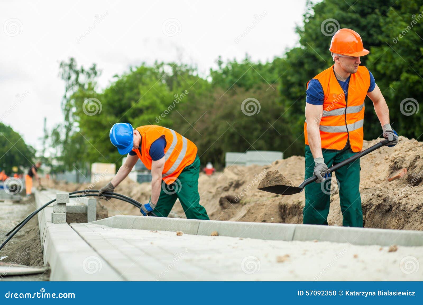Bauarbeiter Während Ihrer Arbeit Stockfoto - Bild von aufgabe, schaufel ...