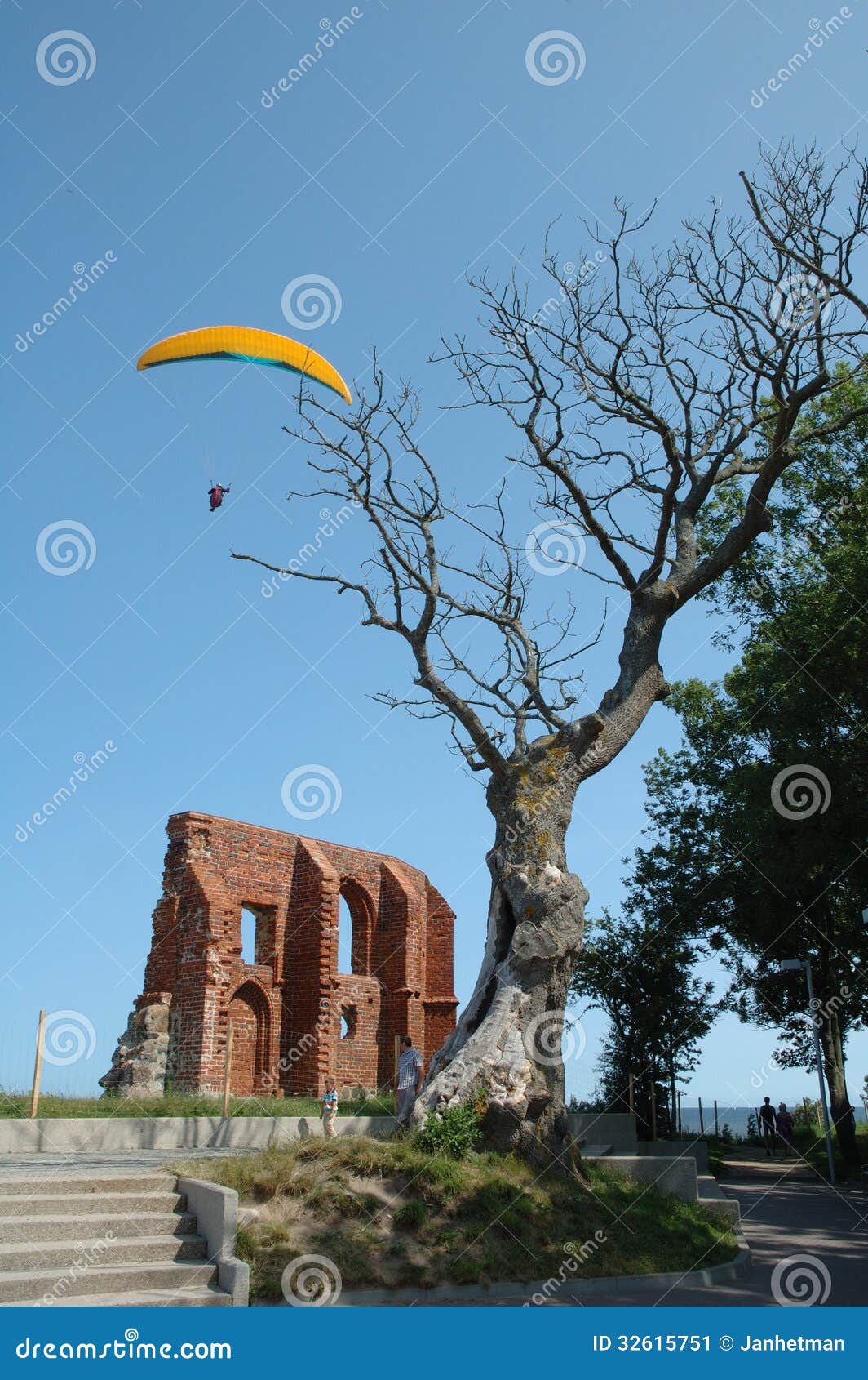 Baum, Kirchenruinen Und Gleitschirm Redaktionelles Foto - Bild von ...