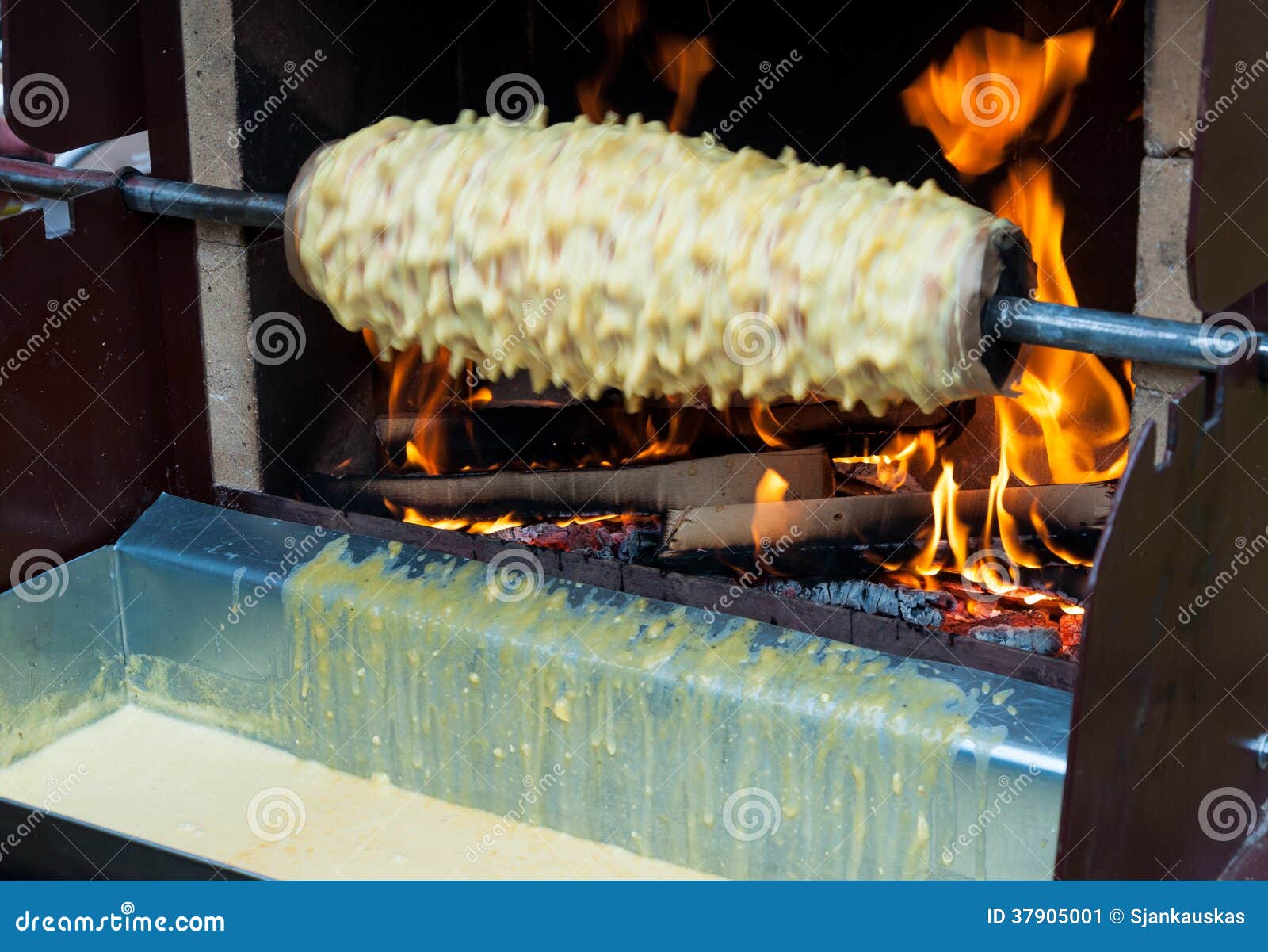 Baumkuchen (sekacz) baking stock image. Image of dough - 37905001