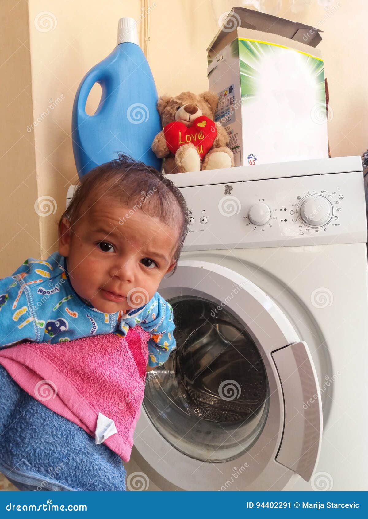 Baummonate Alte Baby Im Kleidungskorb Stockbild - Bild von glücklich ...