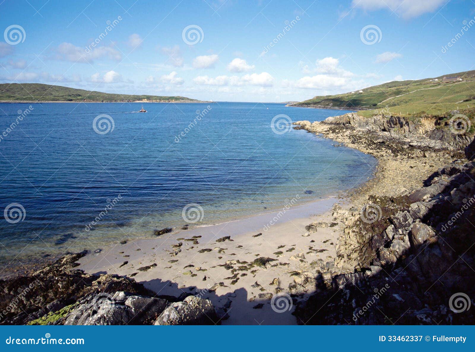 Bay of Clifden in Ireland stock image. Image of coast - 33462337