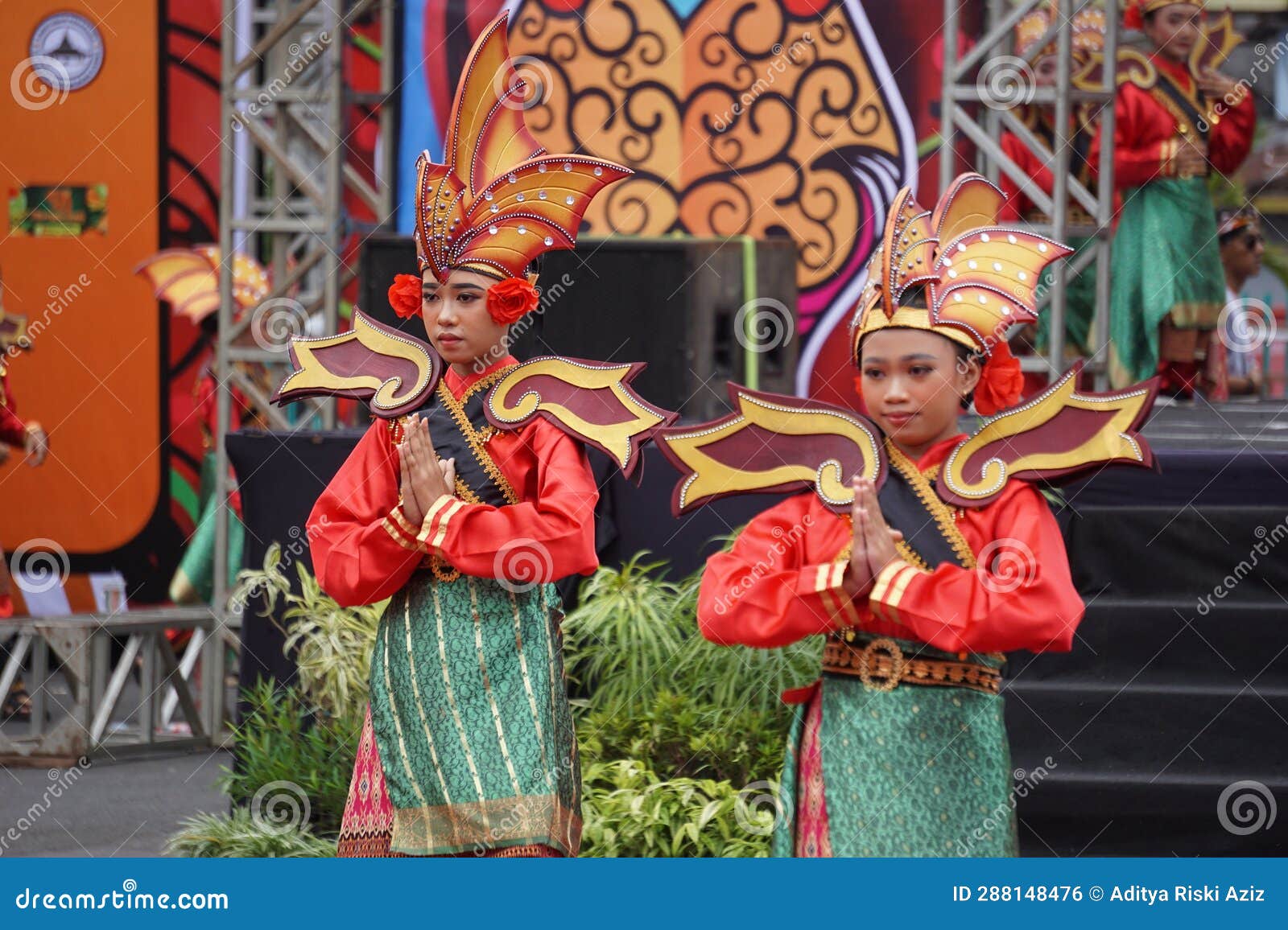 Bayan Api Dance from Riau at BEN Carnival. Editorial Photo - Image of hari, dancer: 288148476