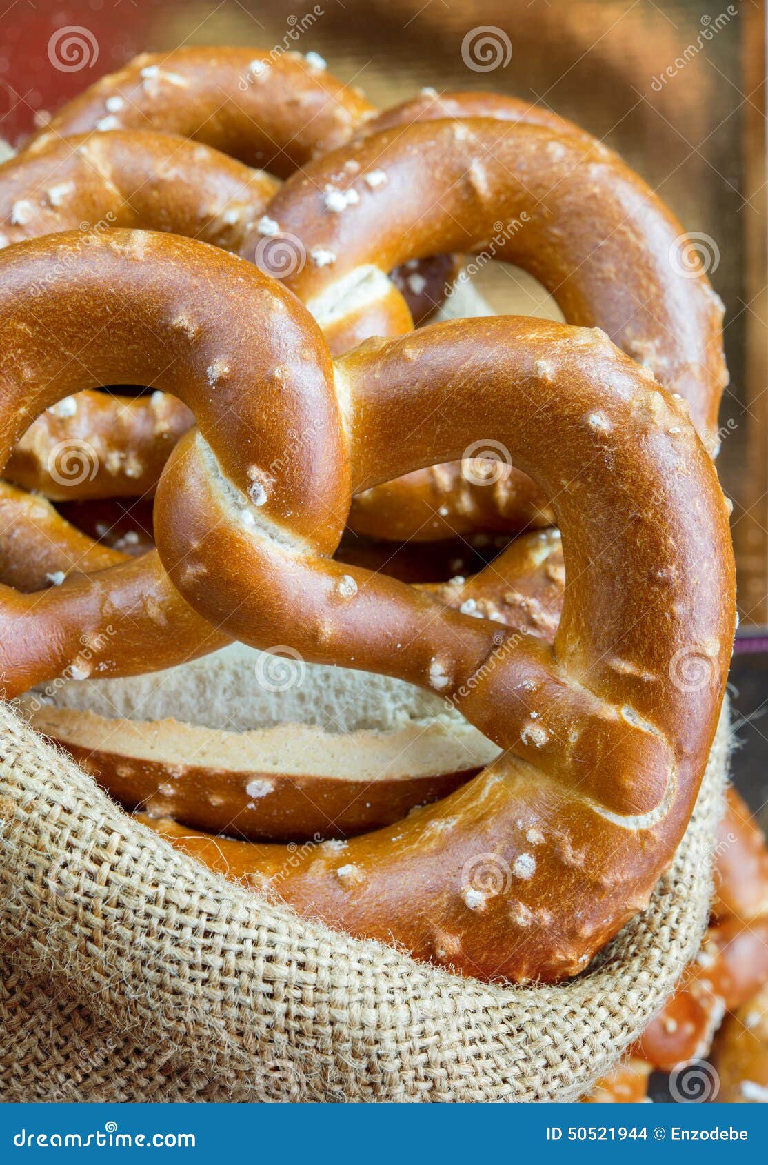 Bayerische Brezel stockfoto. Bild von knusperig, köstlich - 50521944