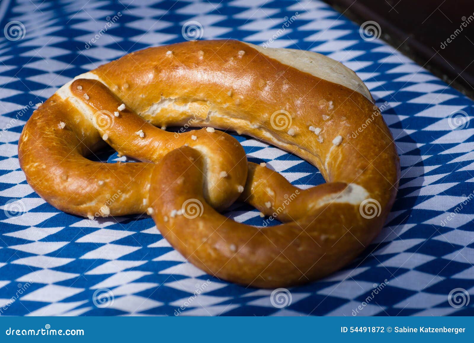 Bayerische Brezel stockfoto. Bild von münchen, brot, bäckerei - 54491872