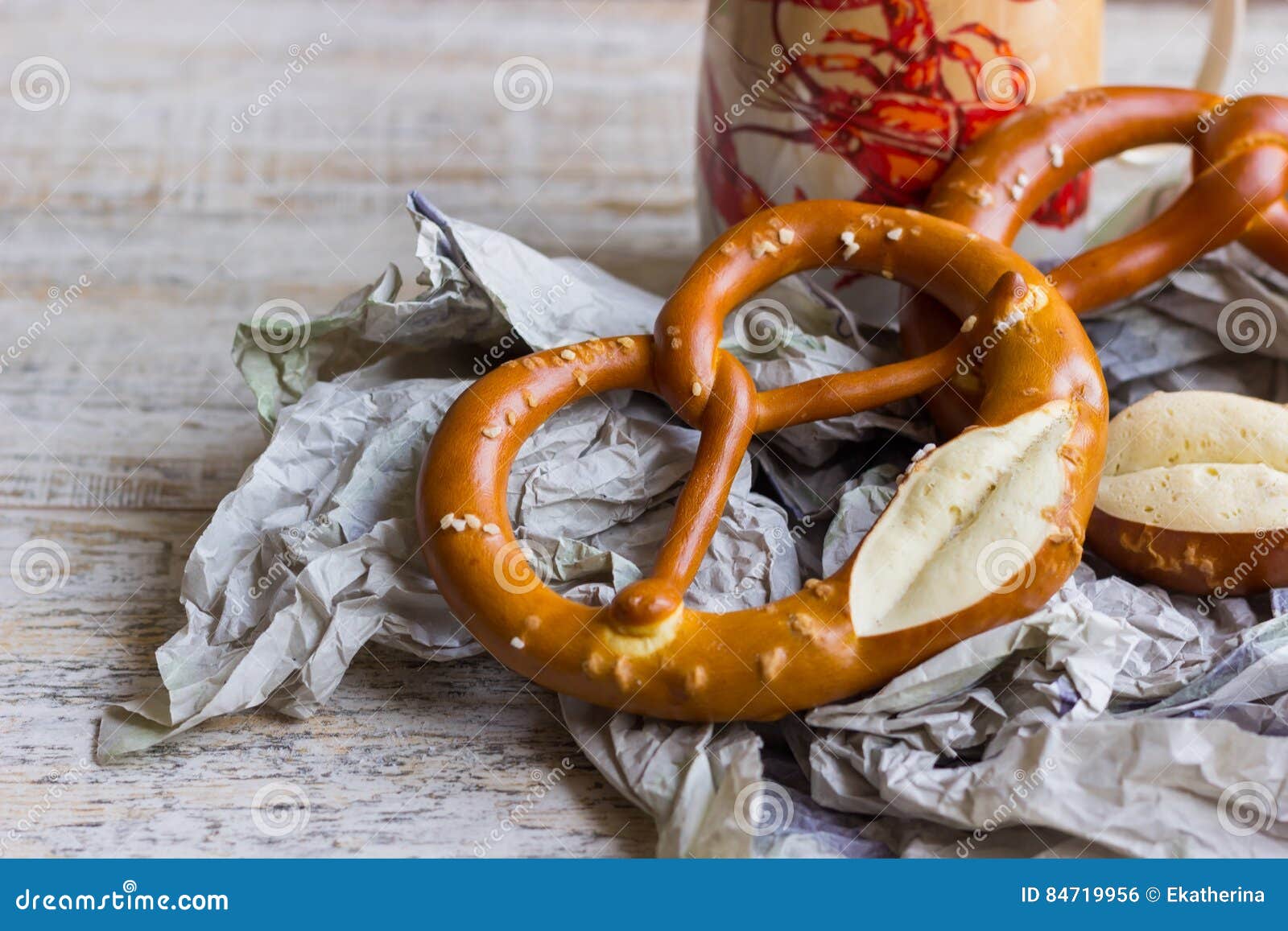 Bayerische Brezel Mit Einem Becher Bier Stockfoto - Bild von brot ...
