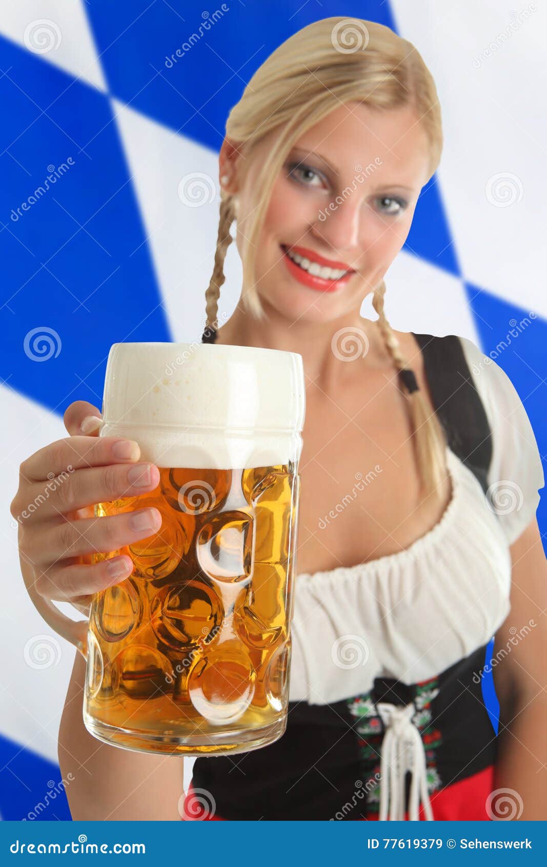 Bayerische Kellnerin Mit Oktoberfest Bier Stockbild - Bild von ...