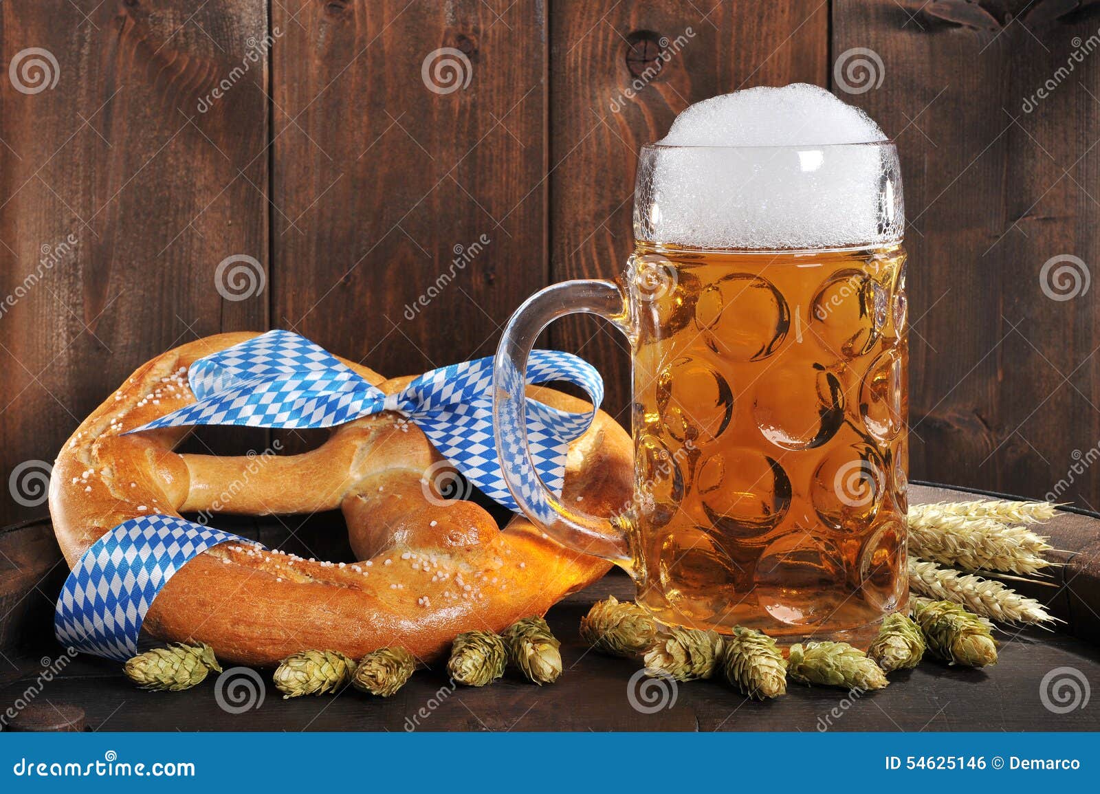 Bayerische Weiche Brezel Oktoberfest Mit Bier Stockfoto - Bild von ...