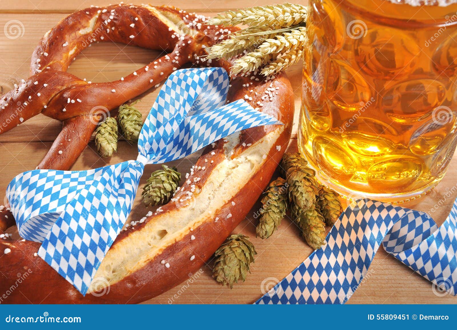 Bayerische Weiche Brezel Oktoberfest Mit Bier Stockbild - Bild von krug ...