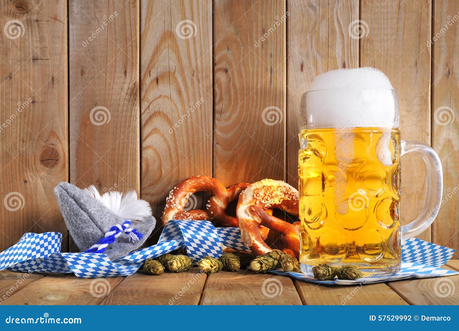 Bayerische Weiche Brezel Oktoberfest Mit Bier Stockfoto - Bild von ...