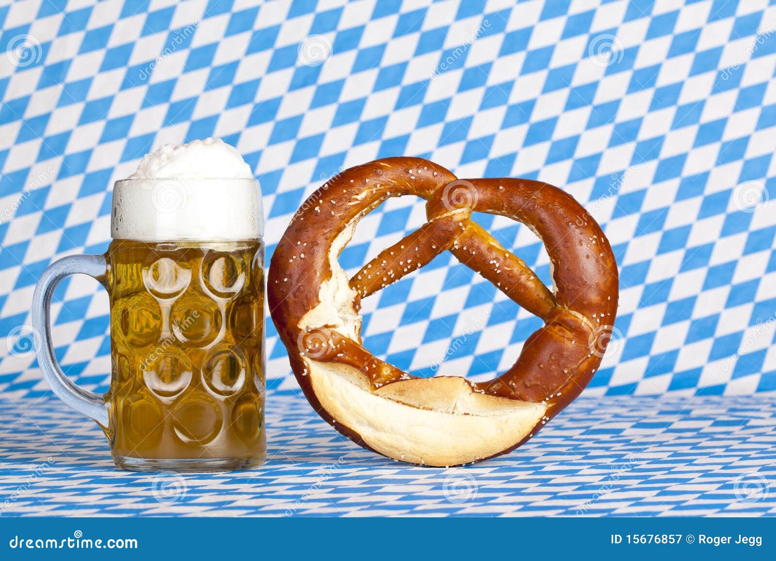 Bayerischer Oktoberfest Bier Stein Mit Brezel Lizenzfreie ...