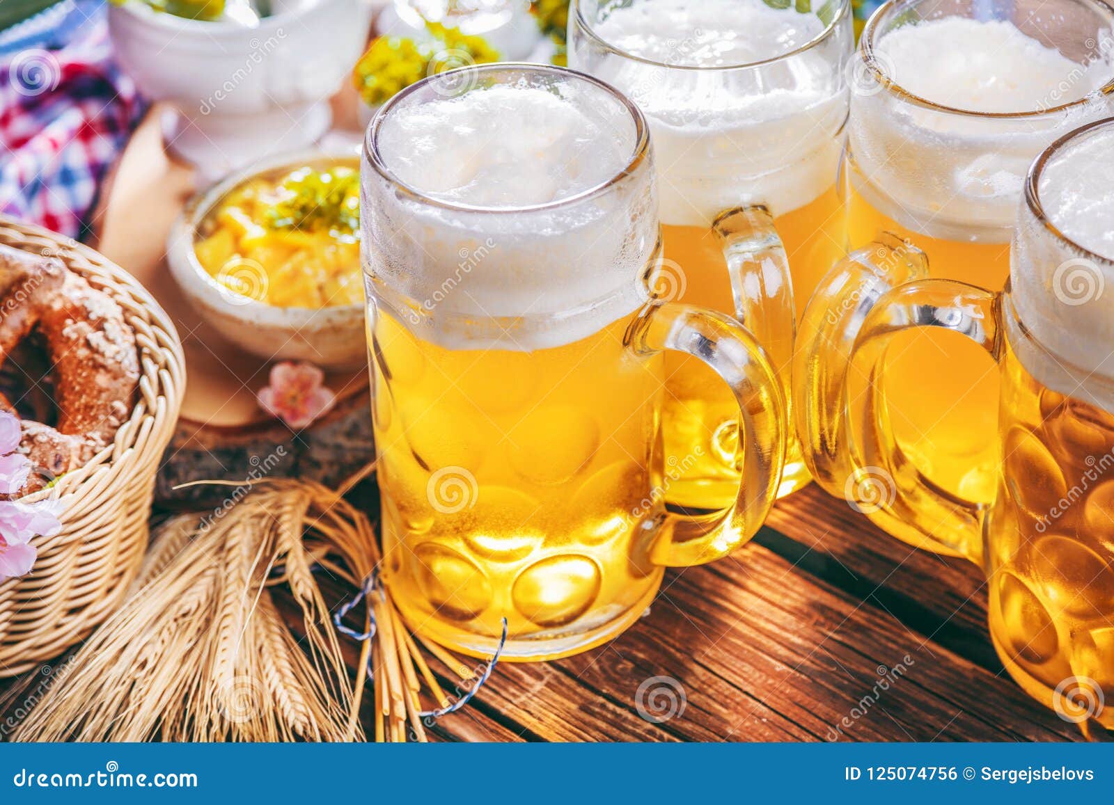 Bayerisches Bier Mit Weichen Brezeln Stockfoto - Bild von münchen ...