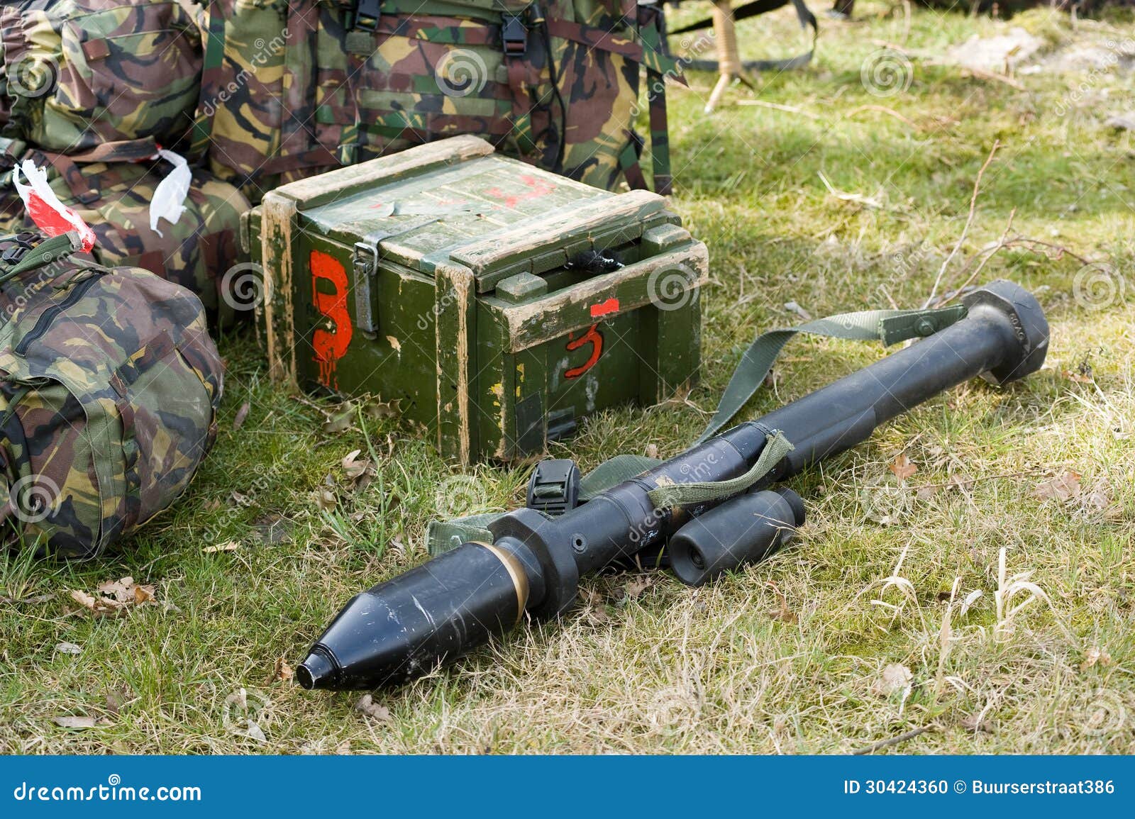 Bazuca en la tierra foto de archivo. Imagen de militar - 30424360