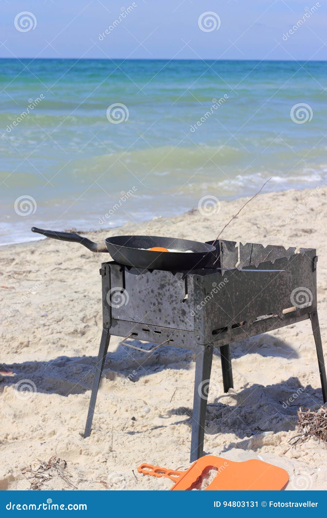 BBQ auf dem Strand stockbild. Bild von nave, sandig, sommer - 94803131