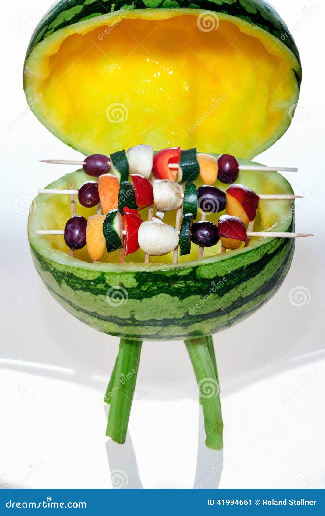 BBQ Avec Des Brochettes De Fruit Image stock - Image du déjeuner ...