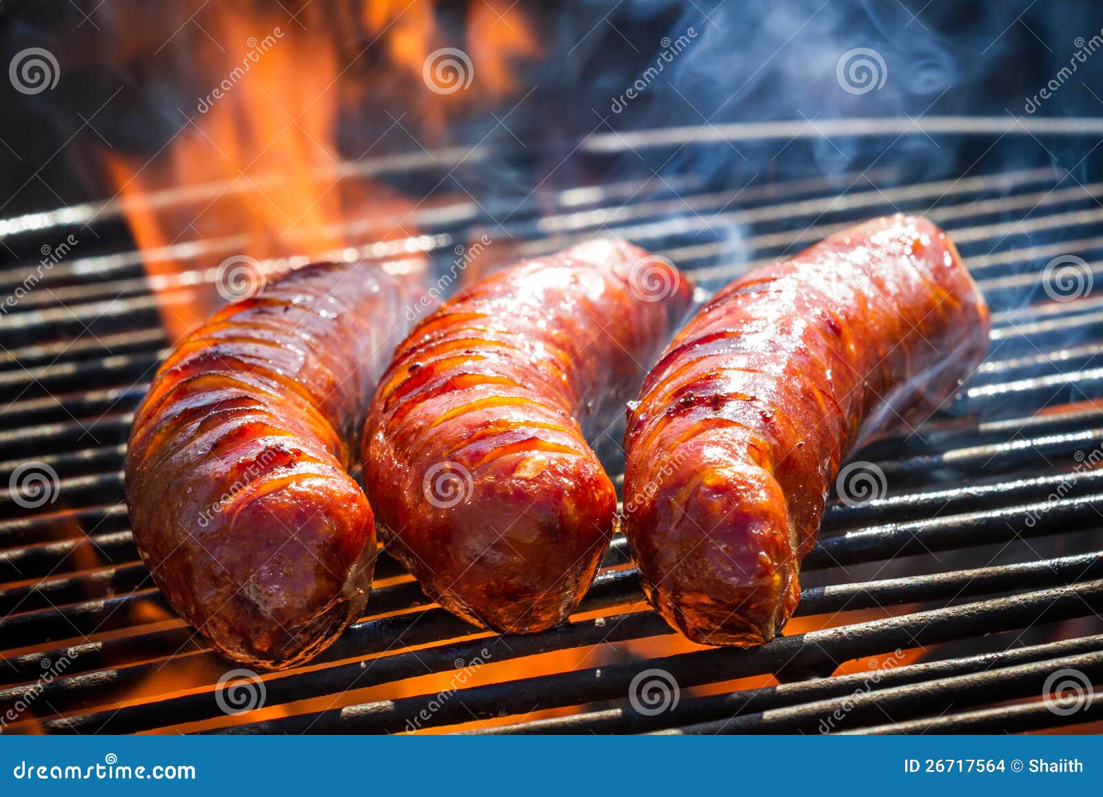 BBQ Met Vurige Worsten Op De Grill Stock Foto - Image of kruid, vlees ...