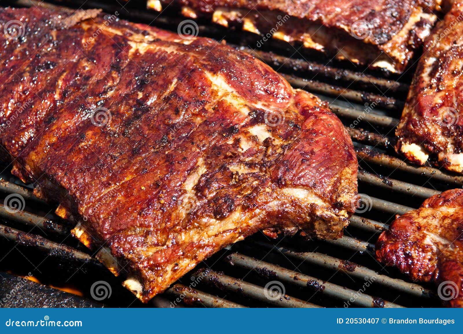 Bbq-Rippen auf Grill stockbild. Bild von grillparty, farbe - 20530407