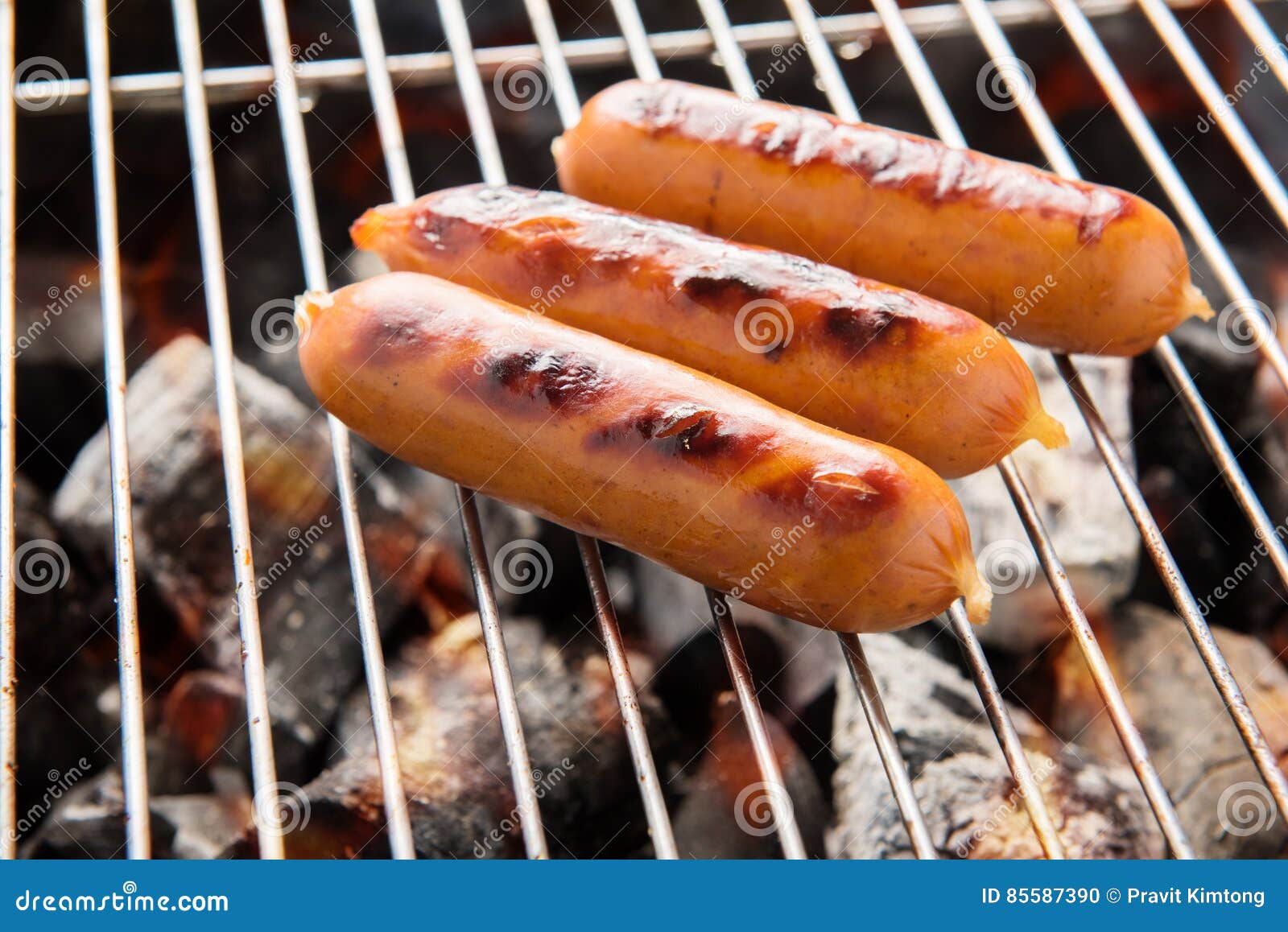 BBQ Worst Op Een Vlammende BBQ Grill Stock Foto - Image of koken ...