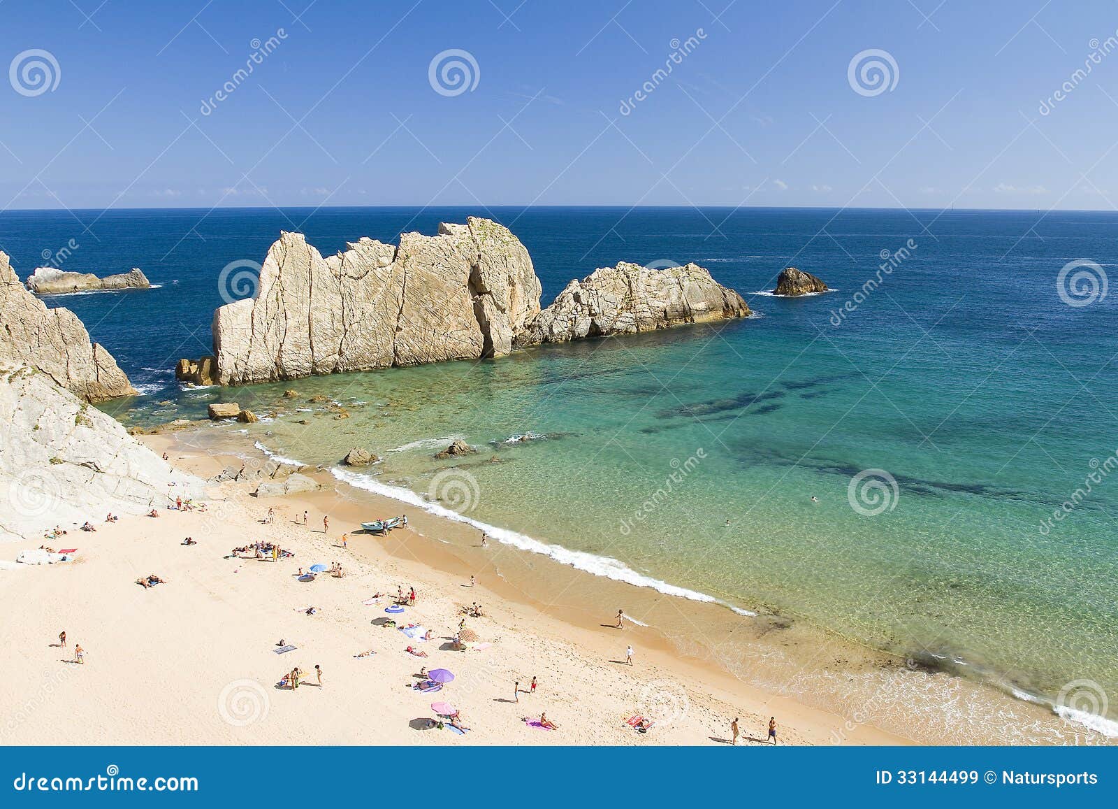 Beach of Arnia, Spain editorial stock image. Image of tourists - 33144499