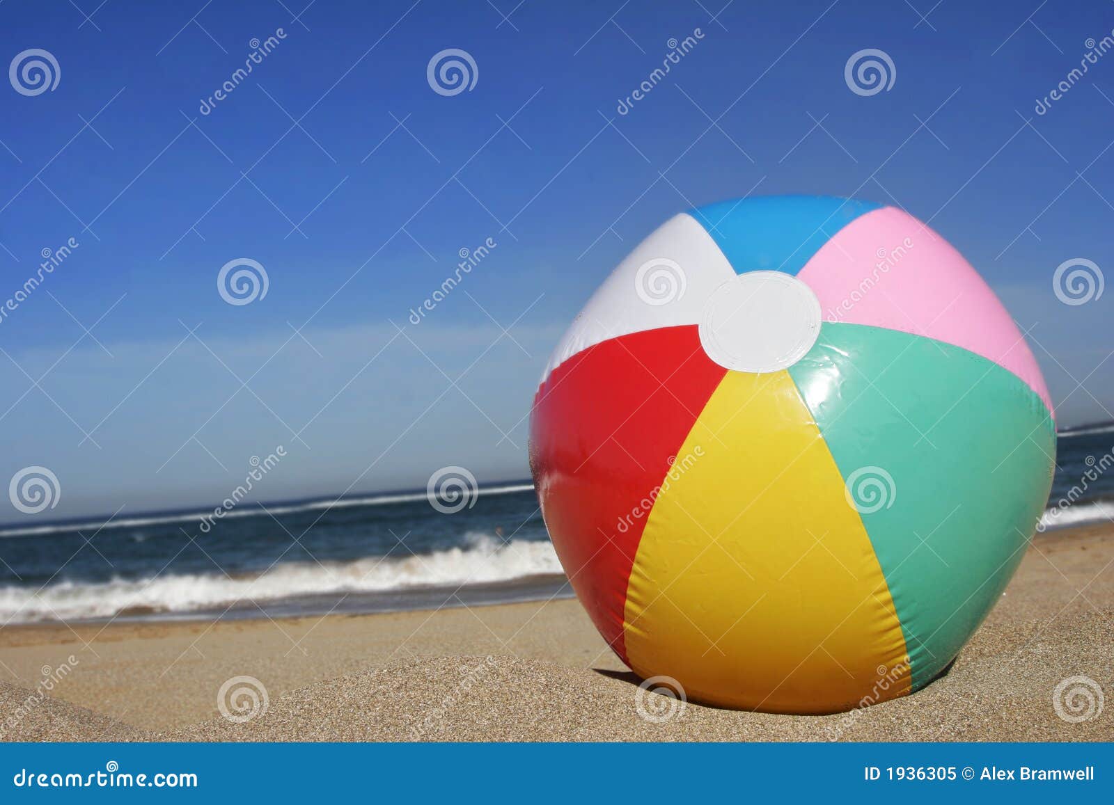Beachball op Strand stock afbeelding. Image of rood, strand - 1936305