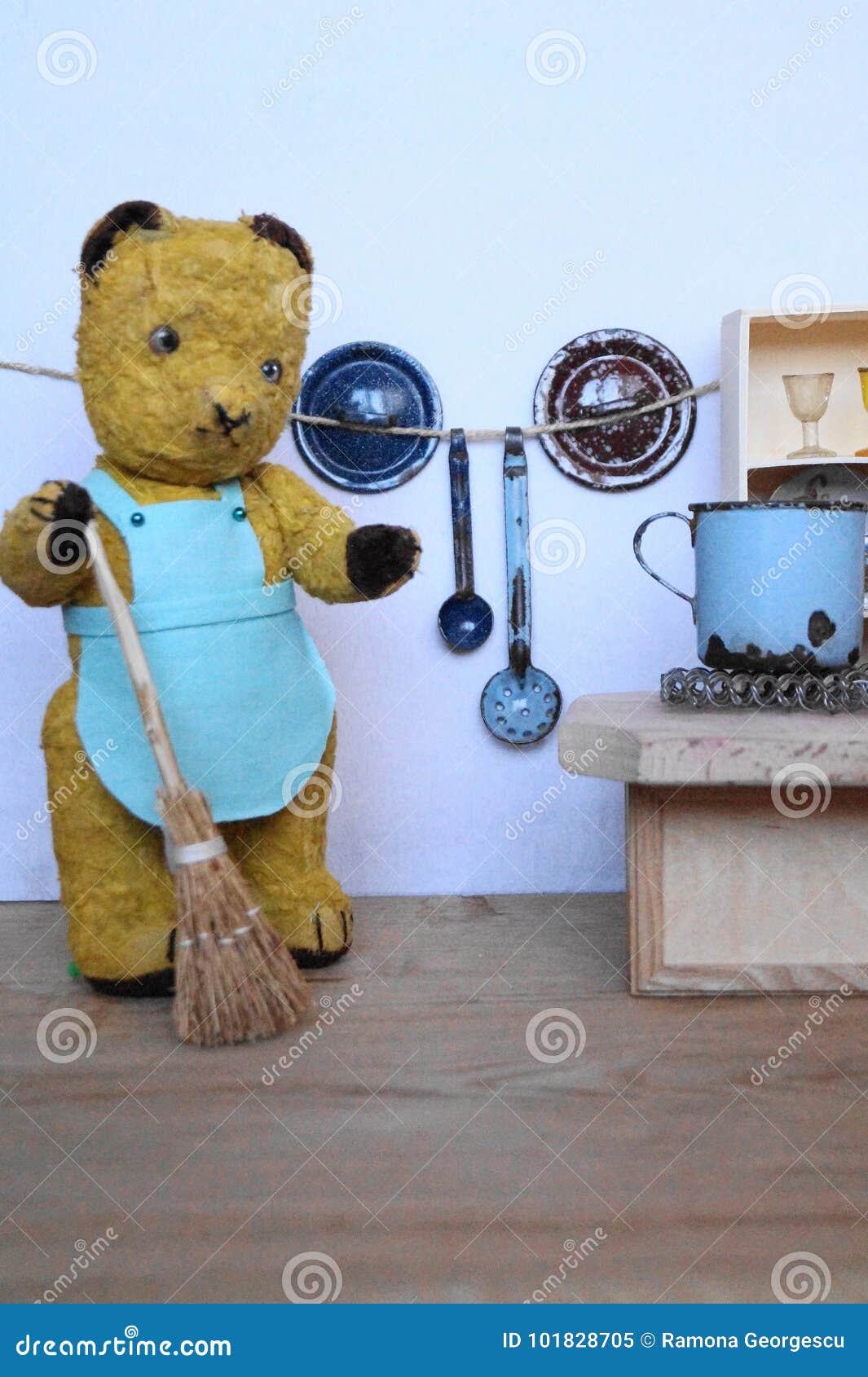 Bear Morulet Makes Cleaning Stock Image - Image of spoon, cute: 101828705