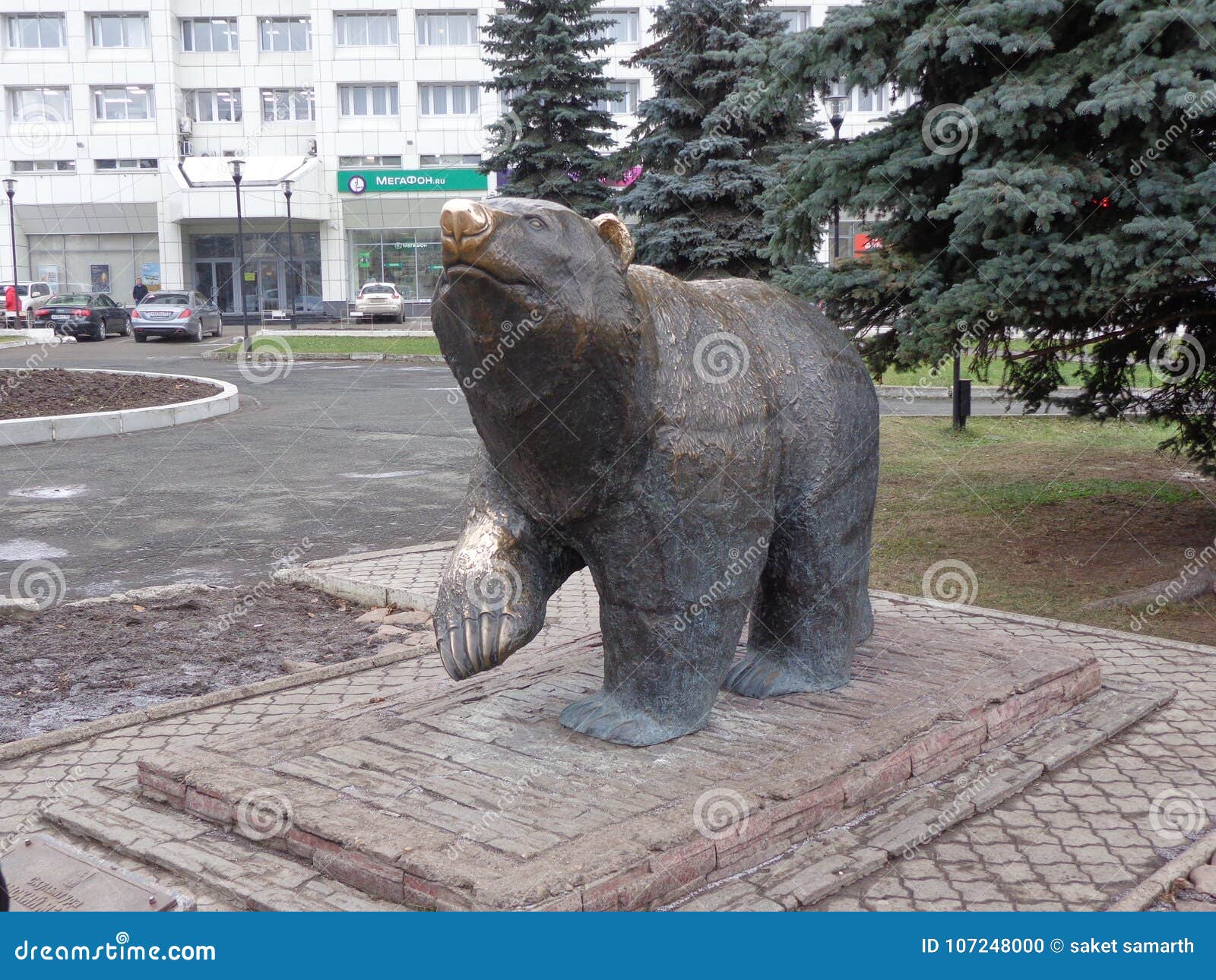 Bear sculpture editorial image. Image of bear, perm - 107248000