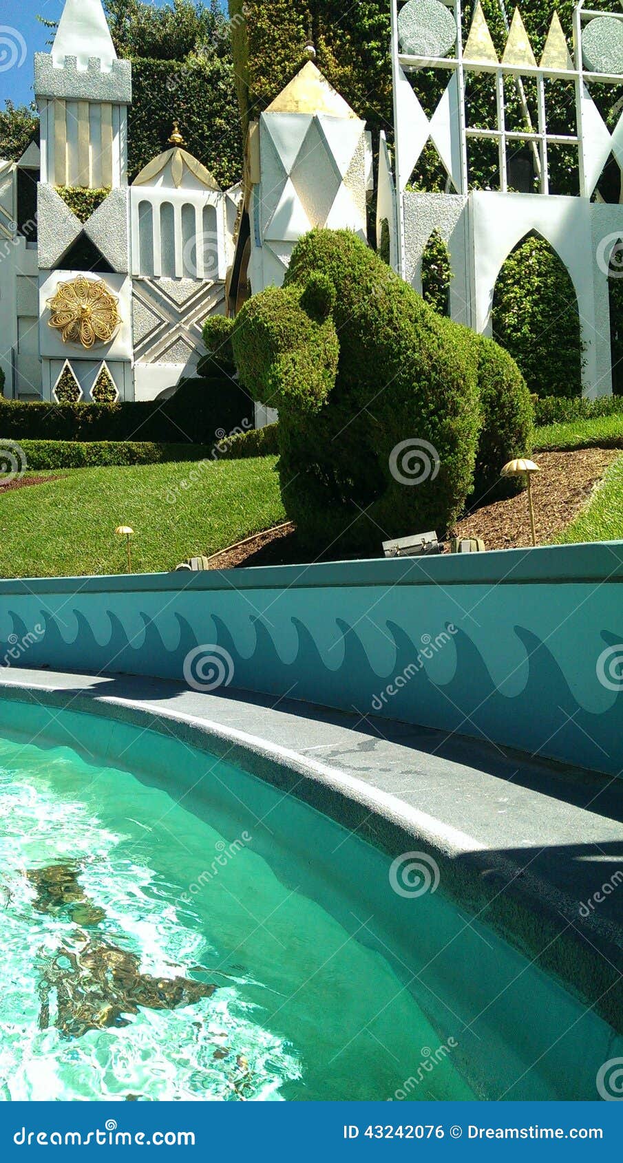 Bear topiary editorial photo. Image of disney, bear, topiary - 43242076