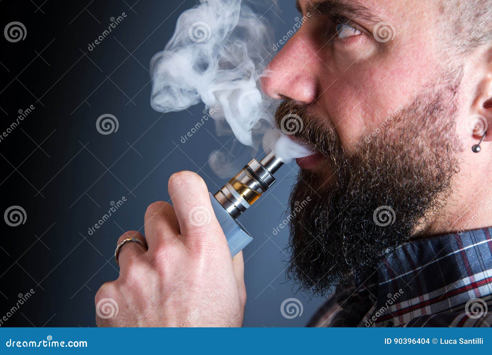 Bearedmens Die Elektronische Sigaret Roken Stock Foto - Image of sluit ...