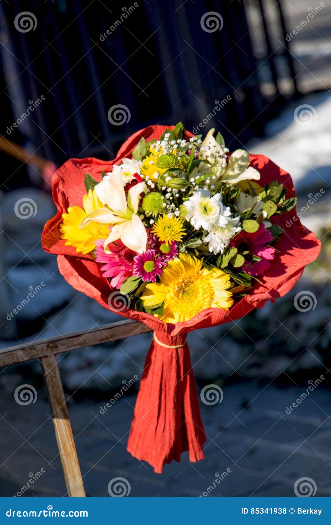 Beau Bouquet Des Fleurs De Divers Types Photo stock - Image du lame ...