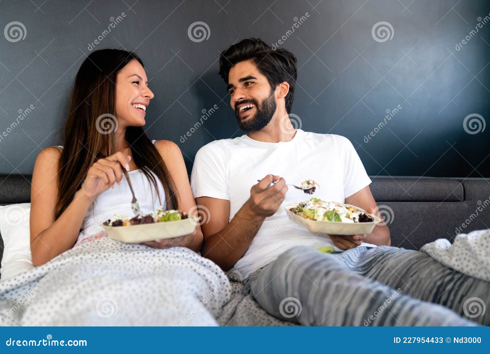 Beau Couple Heureux Amoureux Le Matin Passer Du Temps Ensemble Image