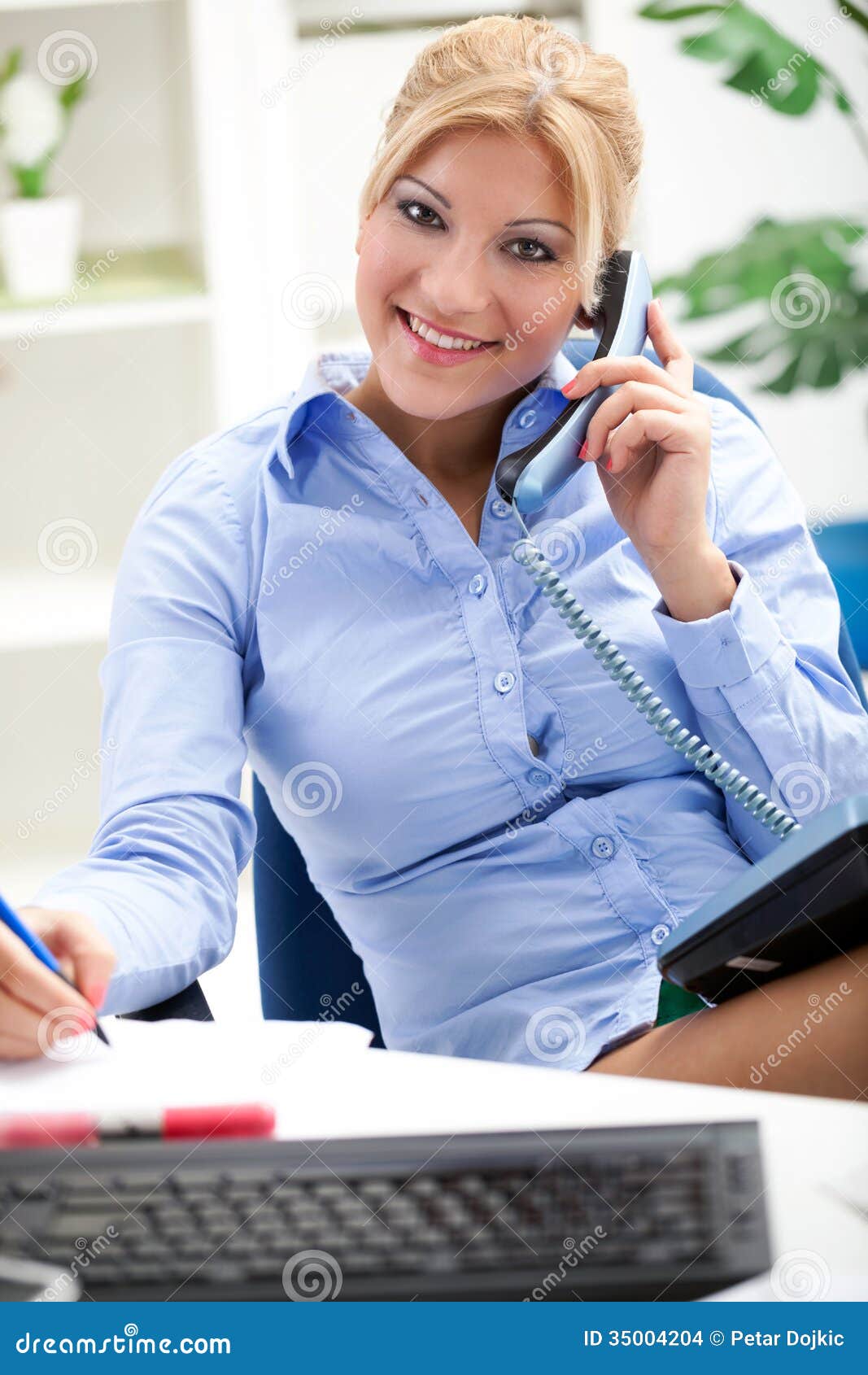 Beau Et Très Sexy Secrétaire Travaillant Dans Le Bureau Photo Stock