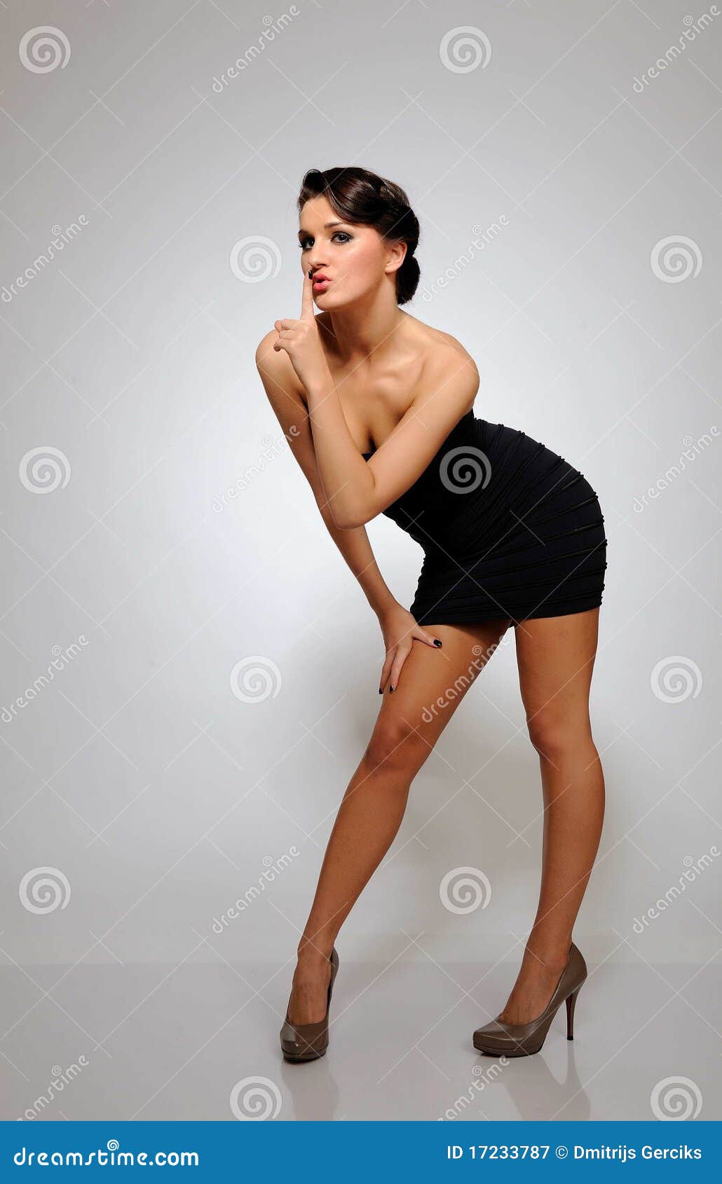Beau Femme Sexy Avec Le Fuselage Mince Dans La Robe Courte Image Stock
