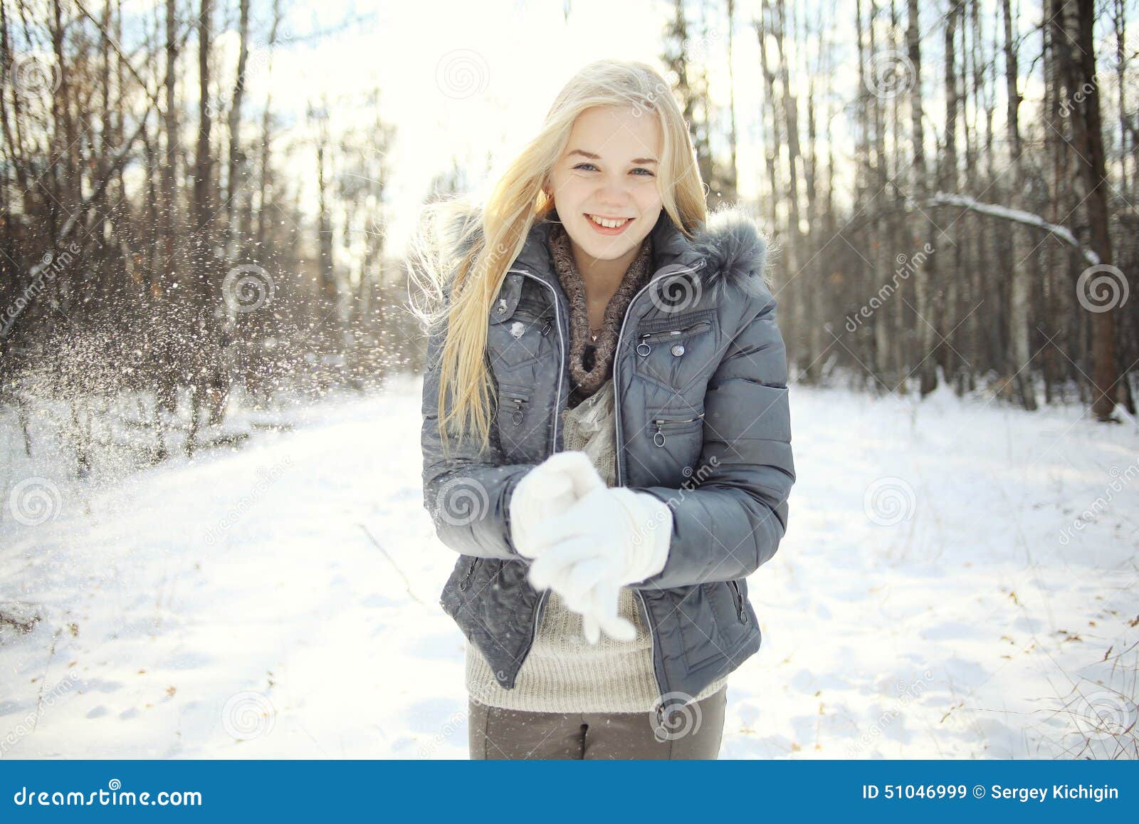 Beau jeune ado blond image stock. Image du noël, cadeaux - 51046999