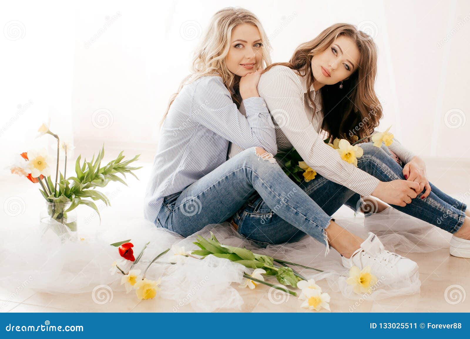 Beau Jeune Portrait De Deux Soeurs Jumelles Image Stock Image Du
