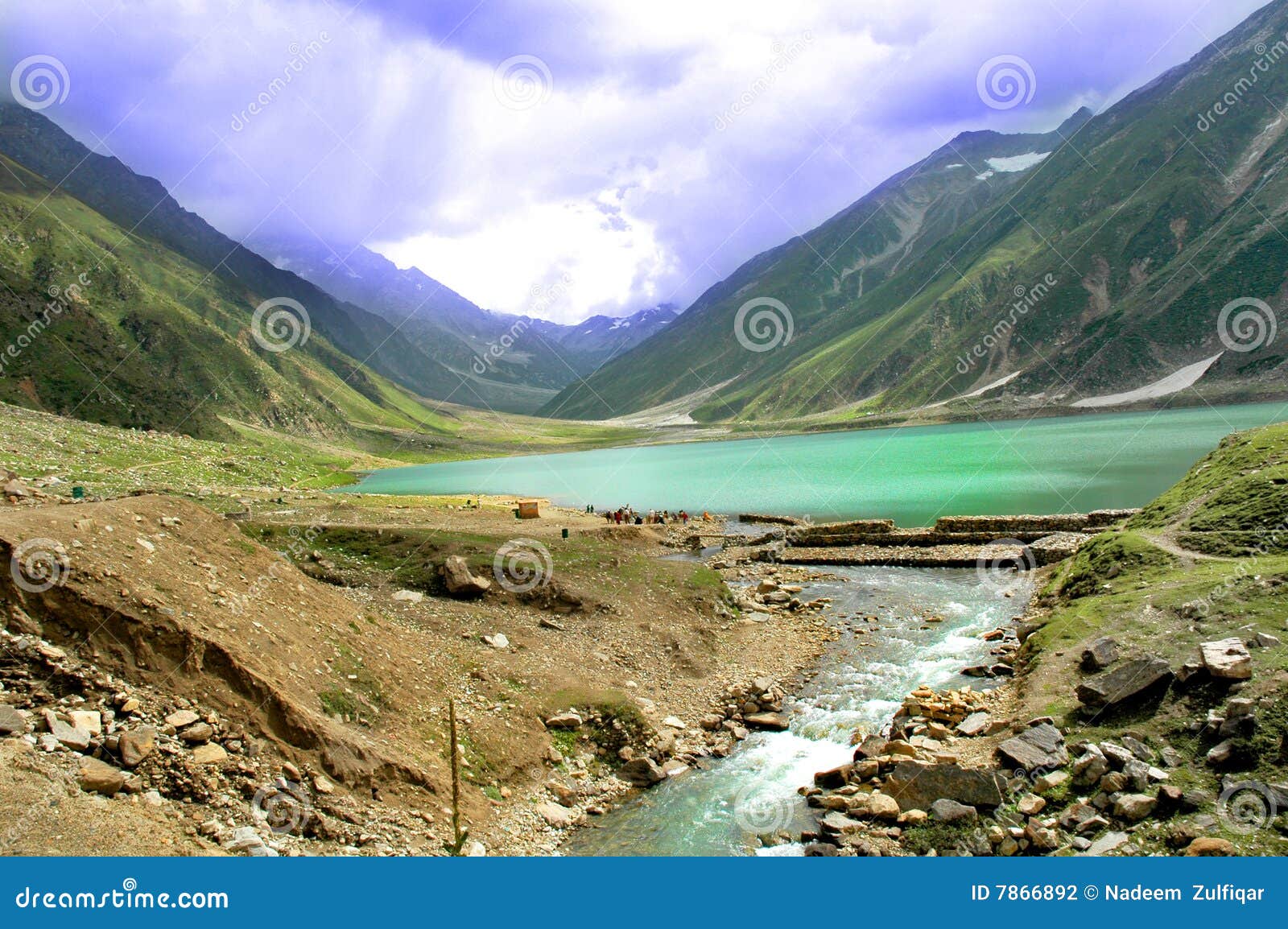 Beau lac Pakistan photo stock. Image du inhabité, nuages - 7866892