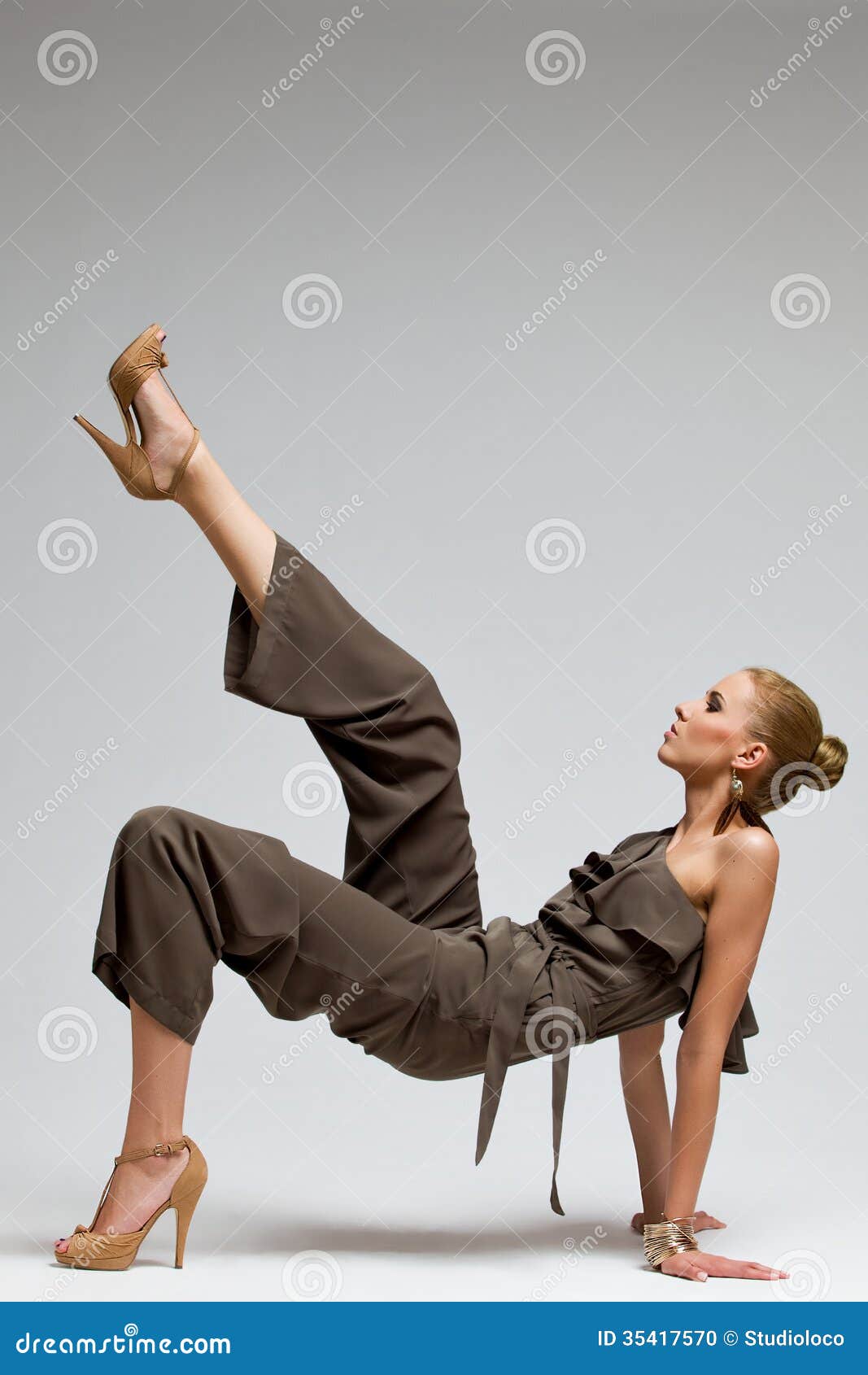 Beau Mannequin Dans Des Talons Hauts Donnant Un Coup De Pied Lair