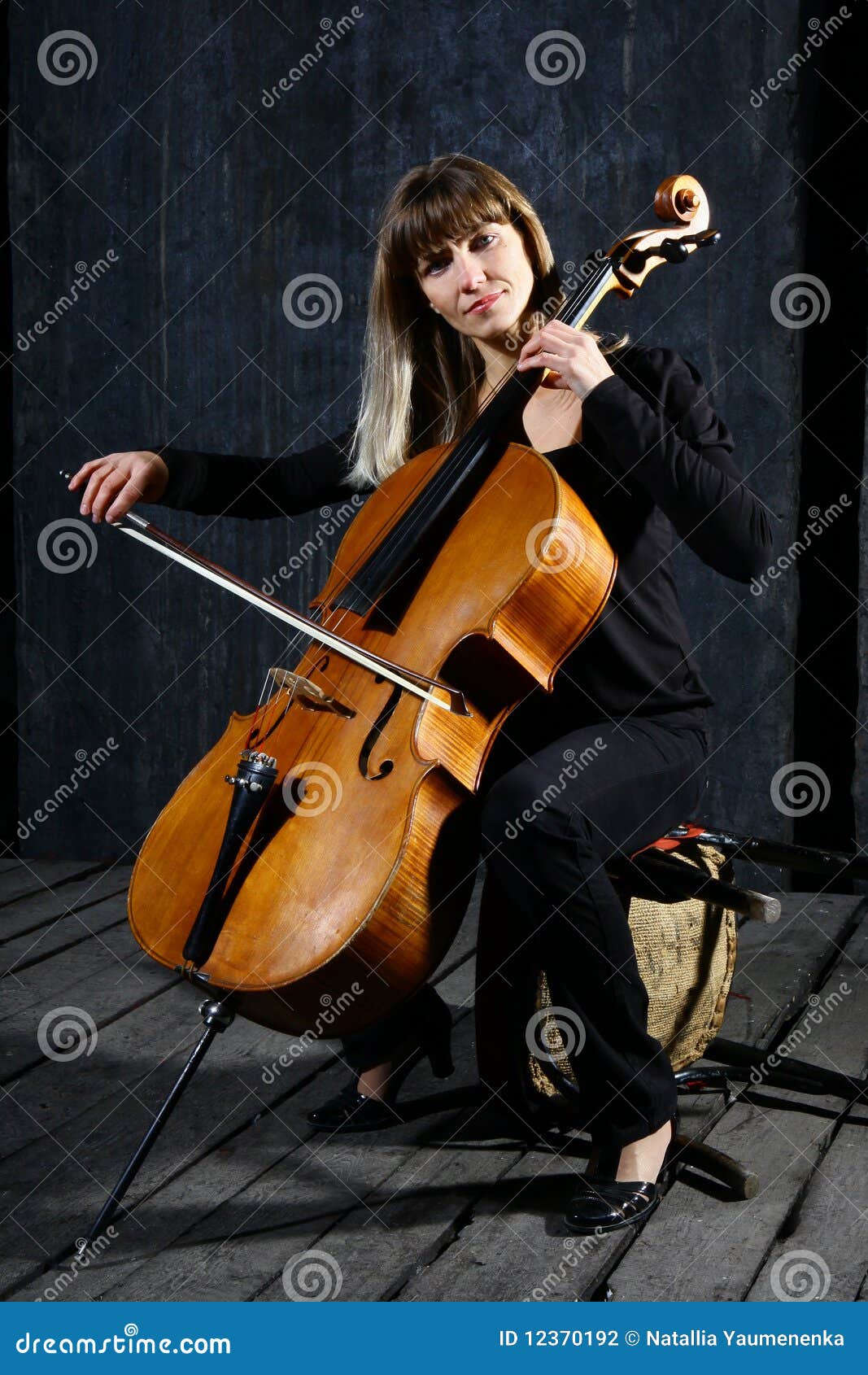 Beau Musicien De Violoncelle Photo stock - Image du instrument ...